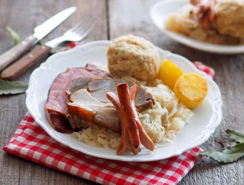 Bauernschmaus mit Semmelknödeln und Braterdäpfeln » herzhafte Gerichte ...